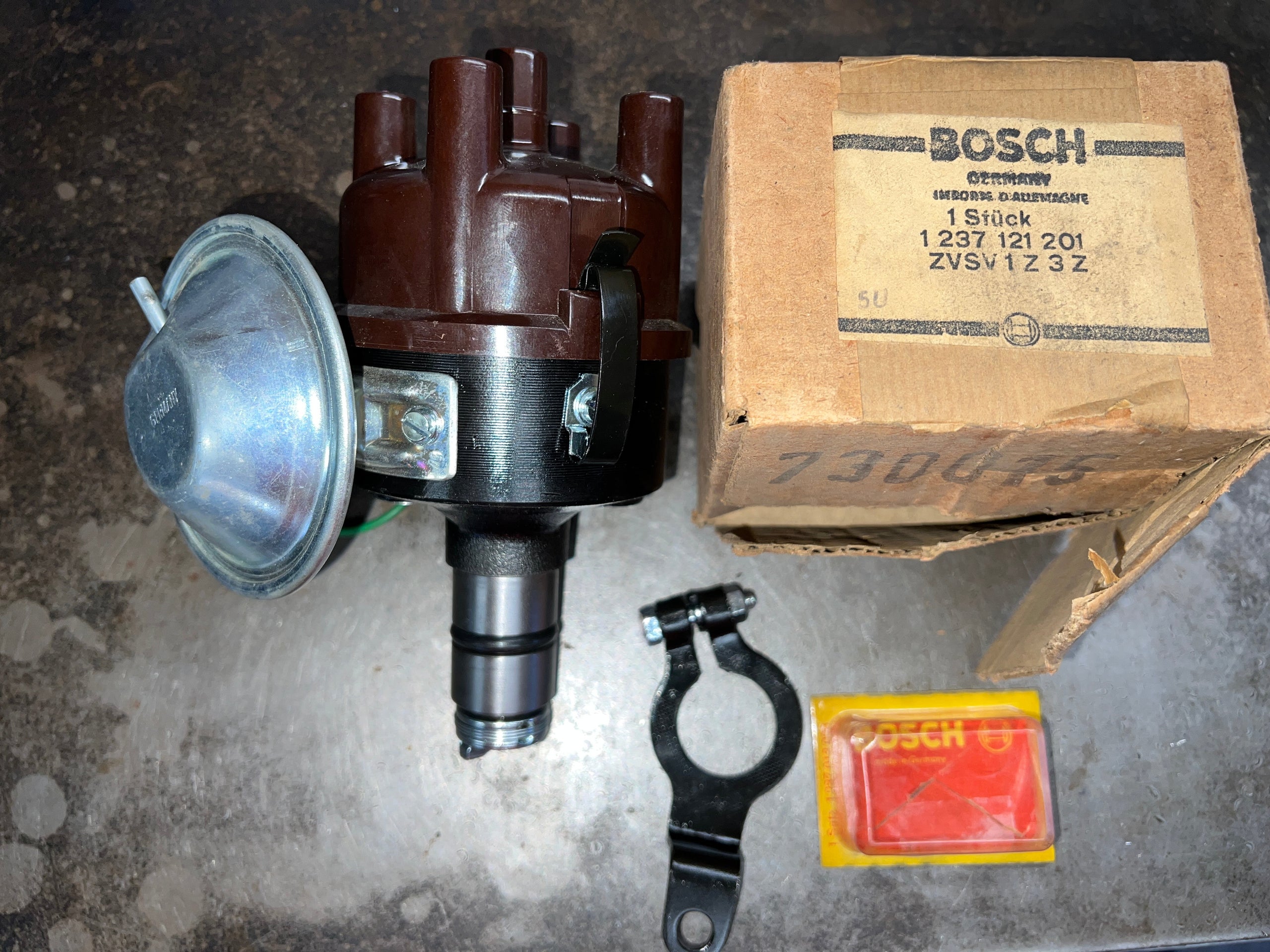 Restored Bosch big cap distributor w/NOS Bosch vacuum canister | Sparxwerks