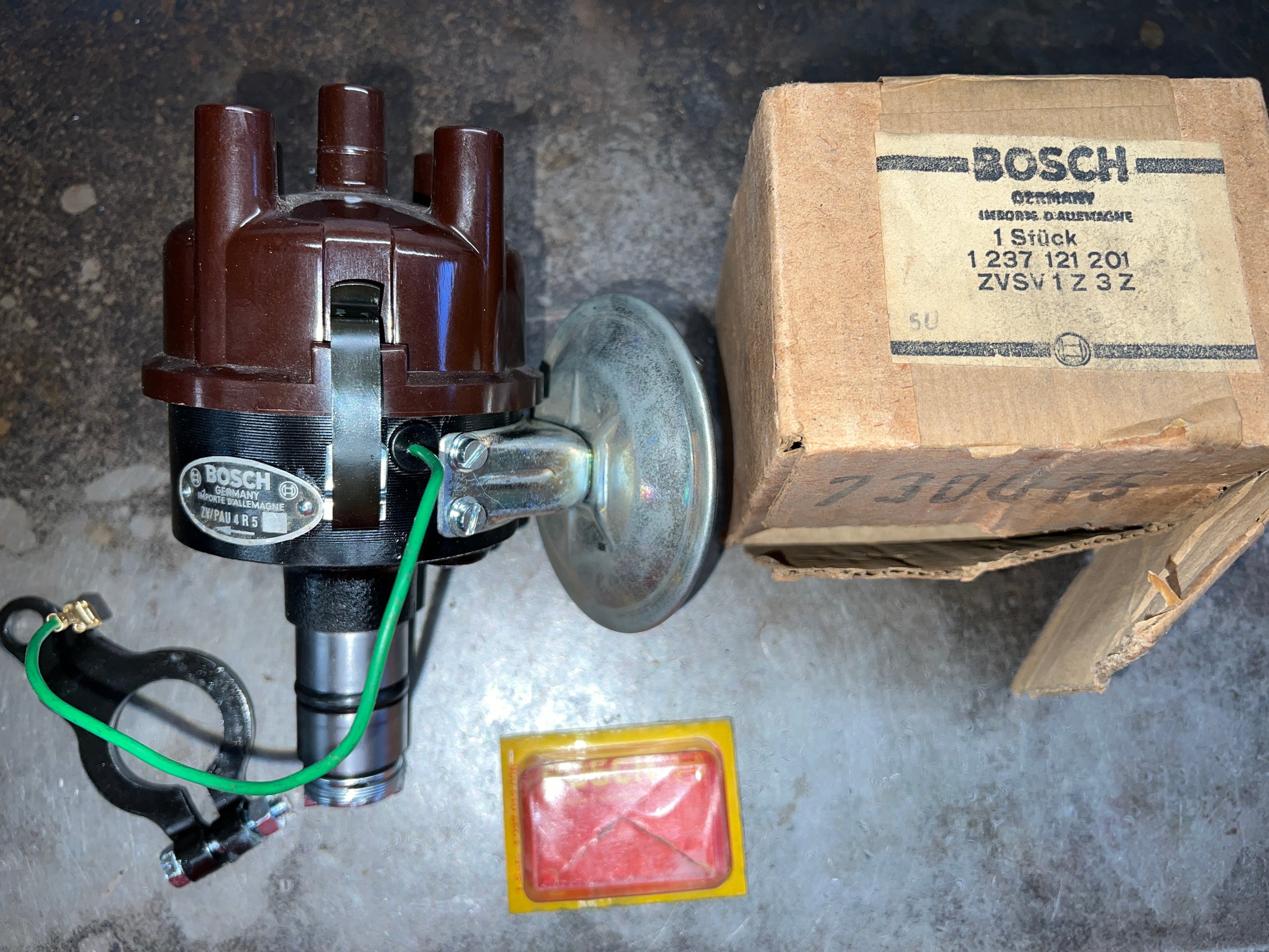 Restored Bosch big cap distributor w/NOS Bosch vacuum canister | Sparxwerks